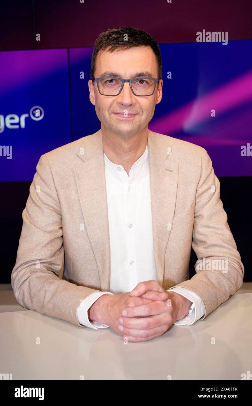 Alexander Kissler in der ARD-Talkshow maischberger im Studio Berlin ...