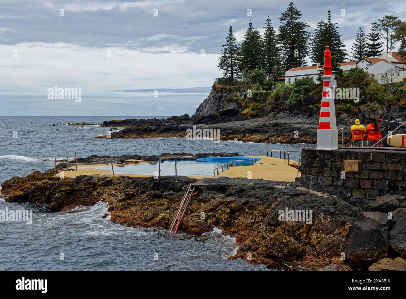 Lighthouse on small rocky island hi-res stock photography and images ...