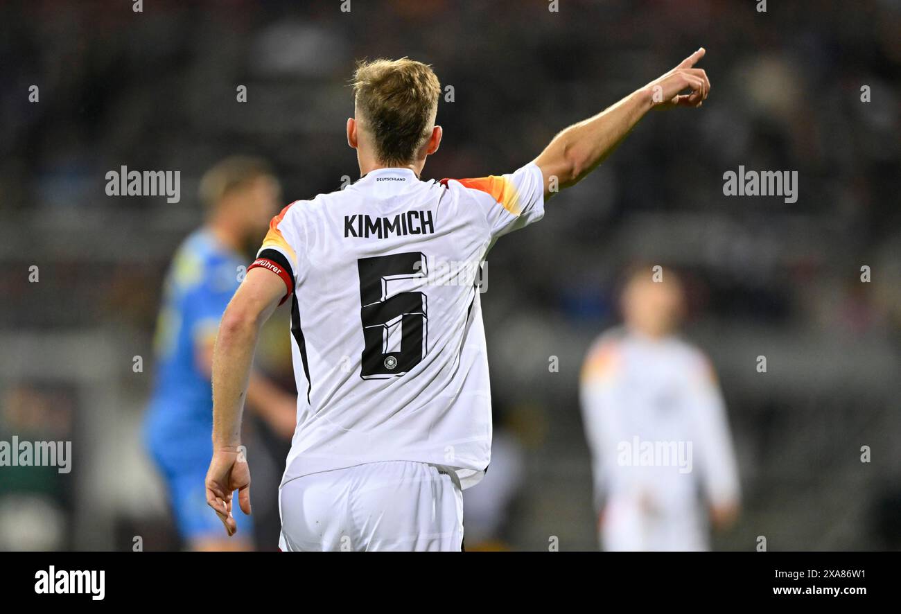 Joshua Kimmich GER (06) from behind, gesture, gesture indicates to play ...