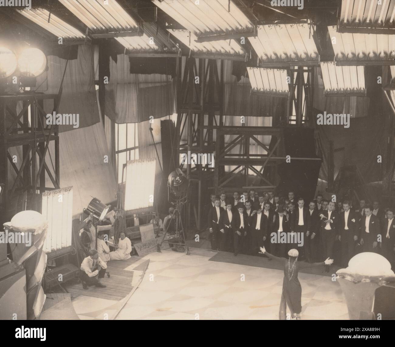 Fritz lang directing hi-res stock photography and images - Alamy