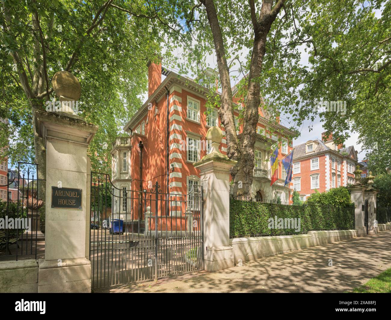 Romanian palace hi-res stock photography and images - Alamy