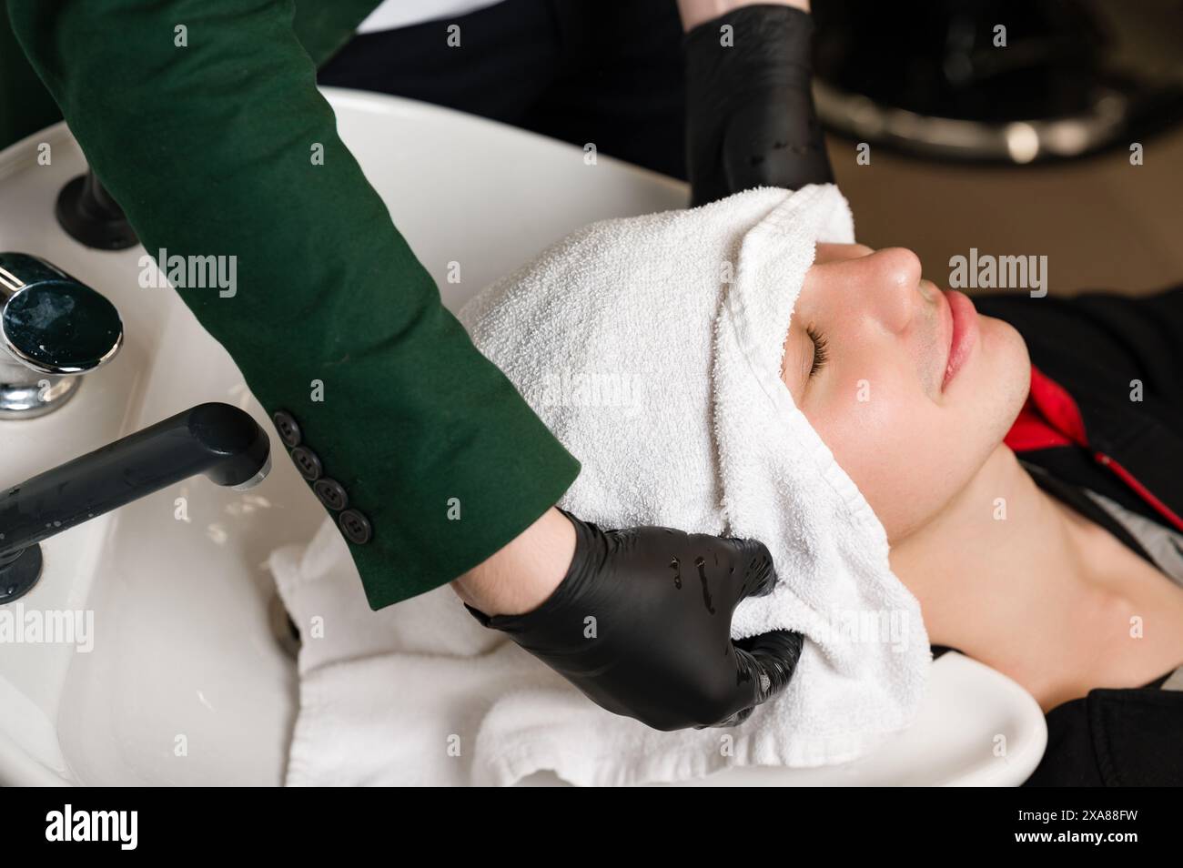 Hands man washing head client hi-res stock photography and images - Alamy