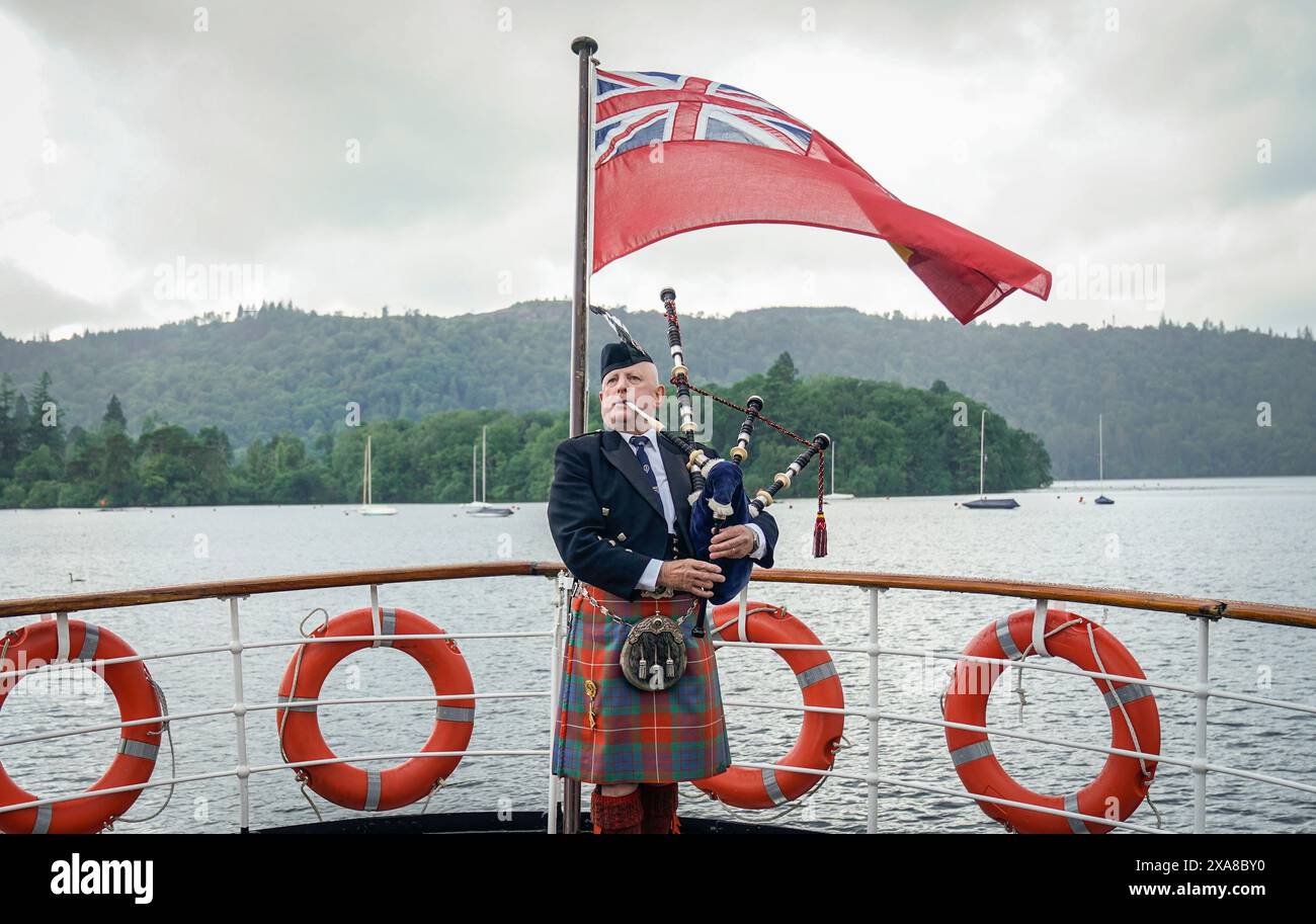 Lone bagpiper richard cowie hi-res stock photography and images - Alamy