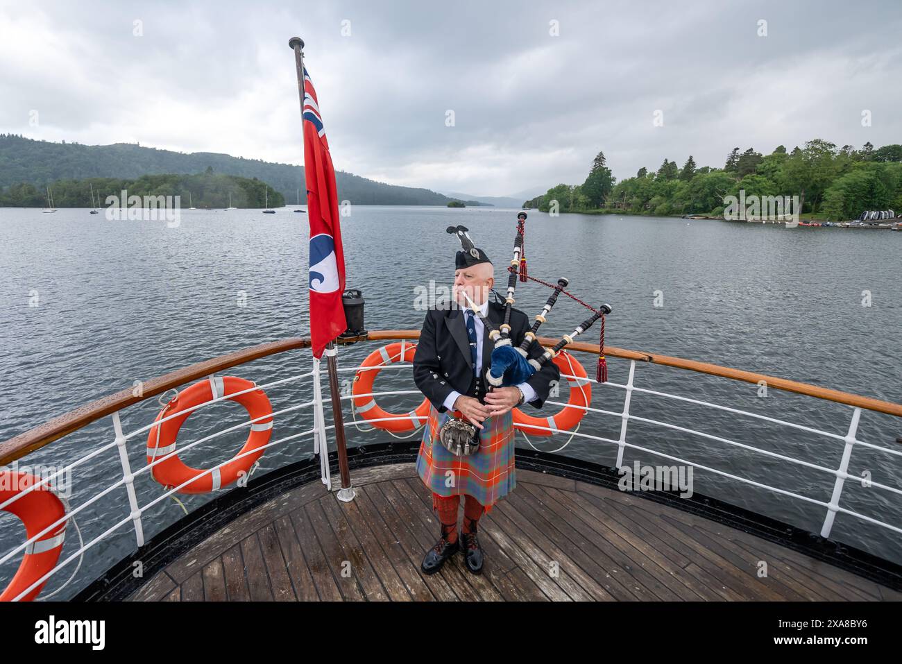 Lone bagpiper richard cowie hi-res stock photography and images - Alamy