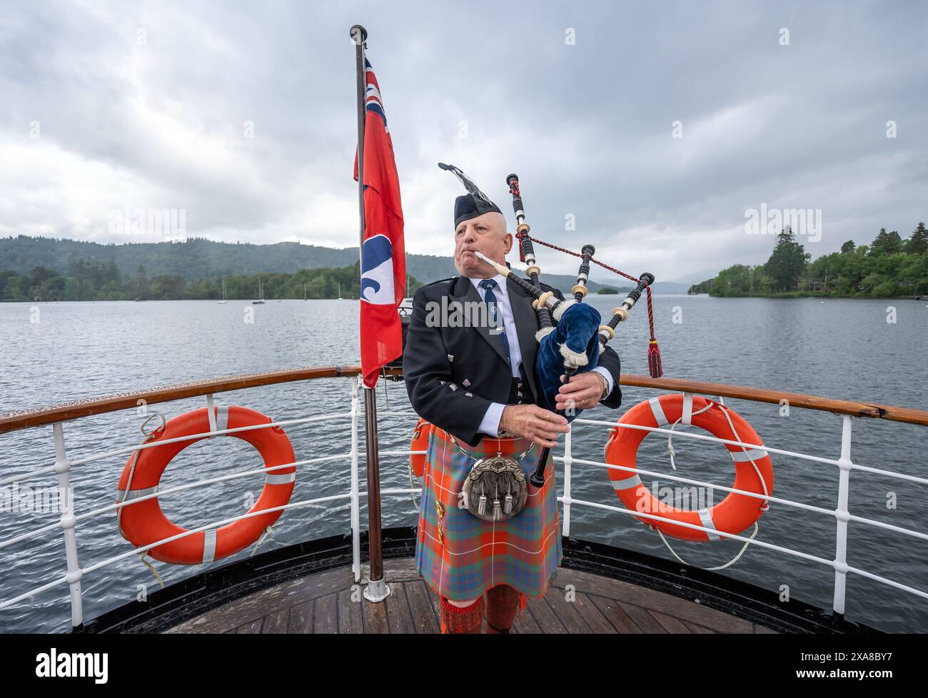 Lone bagpiper richard cowie hi-res stock photography and images - Alamy