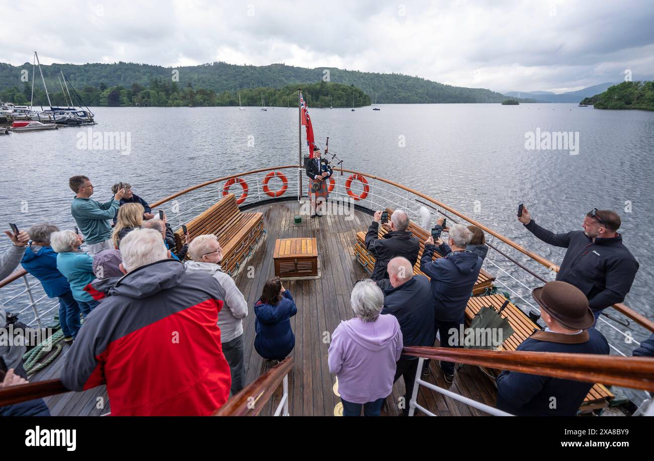 Lone bagpiper richard cowie hi-res stock photography and images - Alamy