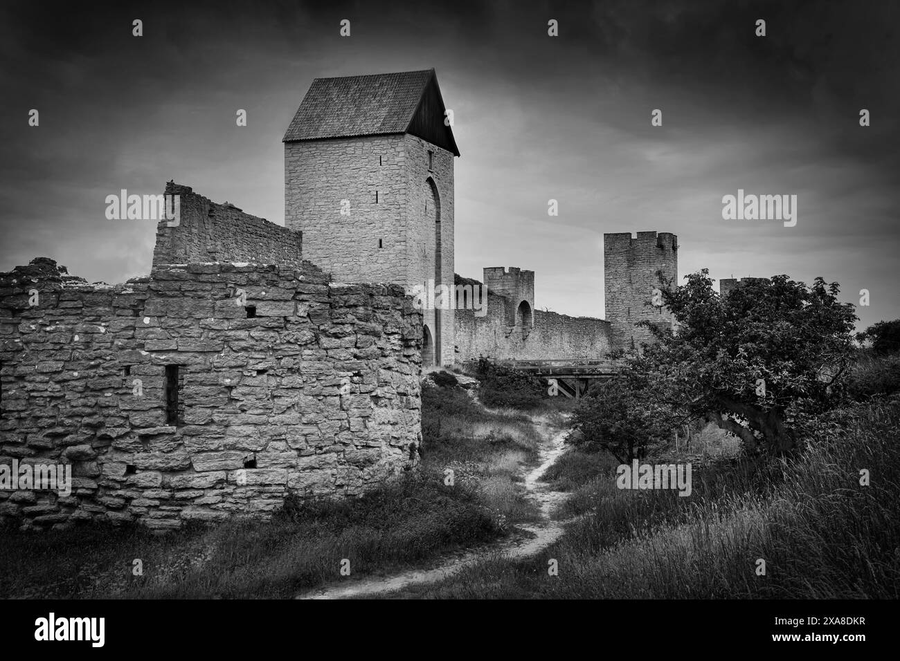 Visby medieval wall and old town in Gotland Stock Photo - Alamy