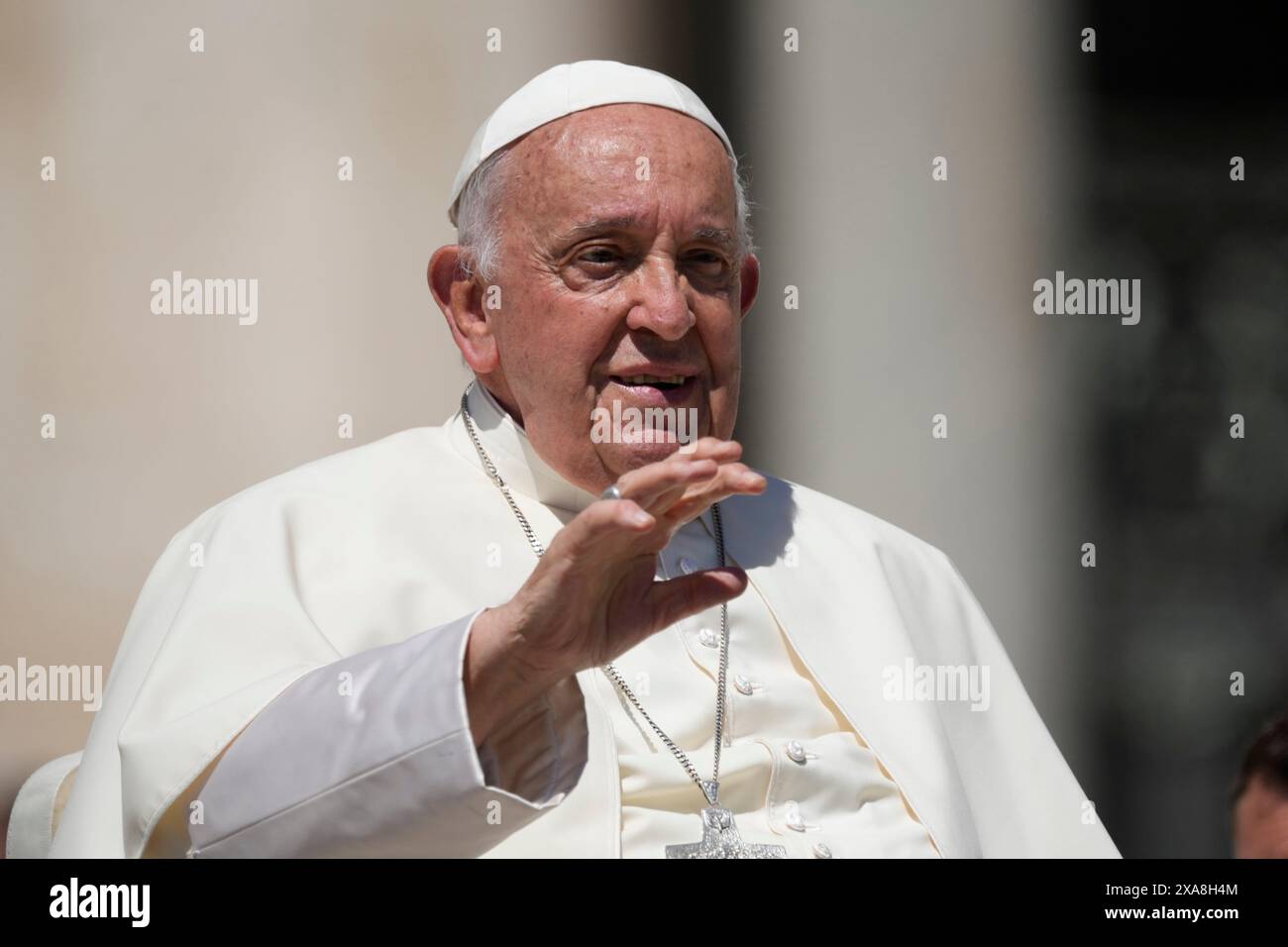 Pope Francis salutes faithful at the end of his weekly general audience ...