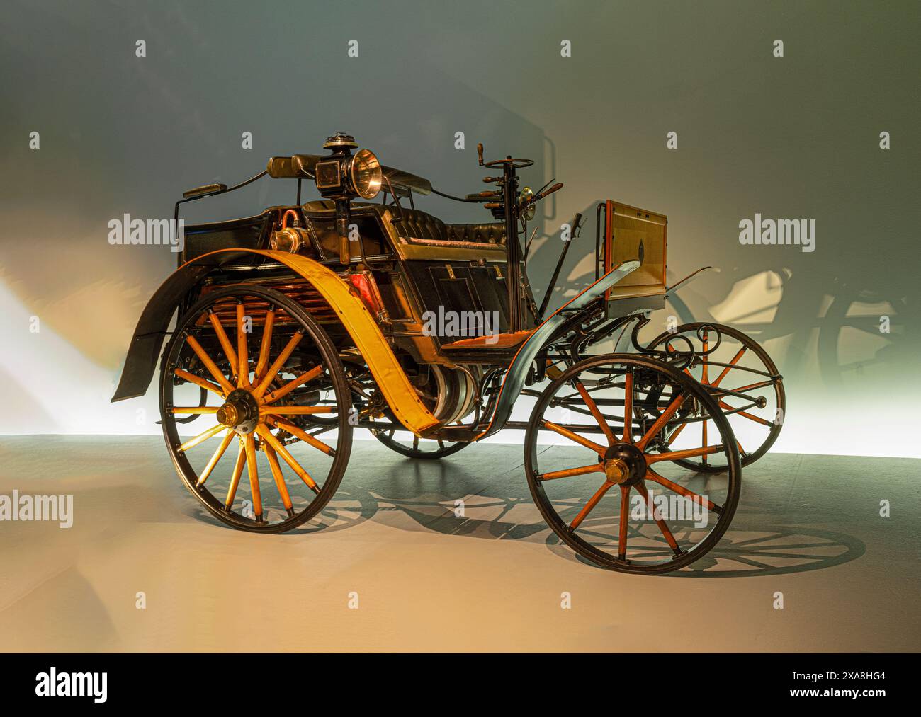 Benz Dos-à-Dos (1899). Mercedes Benz Museum, Mercedes-Benz World in ...