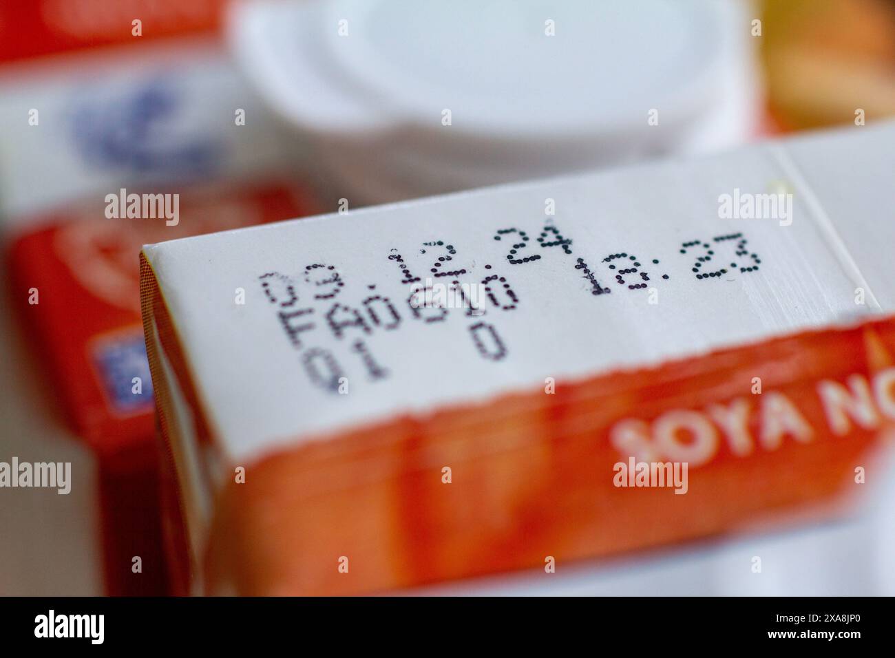 Food use by date label hi-res stock photography and images - Alamy