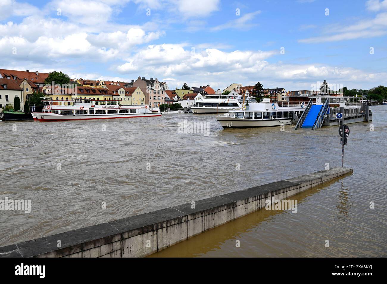Impression vom Donau-Hochwasser in Regensburg. Aufgrund der angspannten Hochwasserlage hat die ...