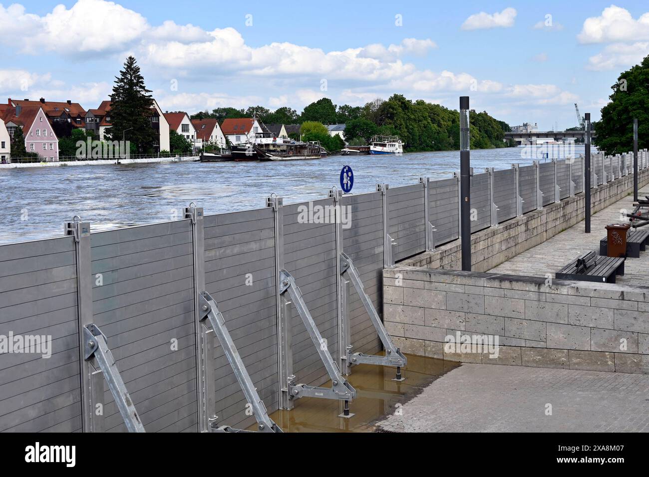 Impression vom Donau-Hochwasser in Regensburg. Aufgrund der angspannten Hochwasserlage hat die ...