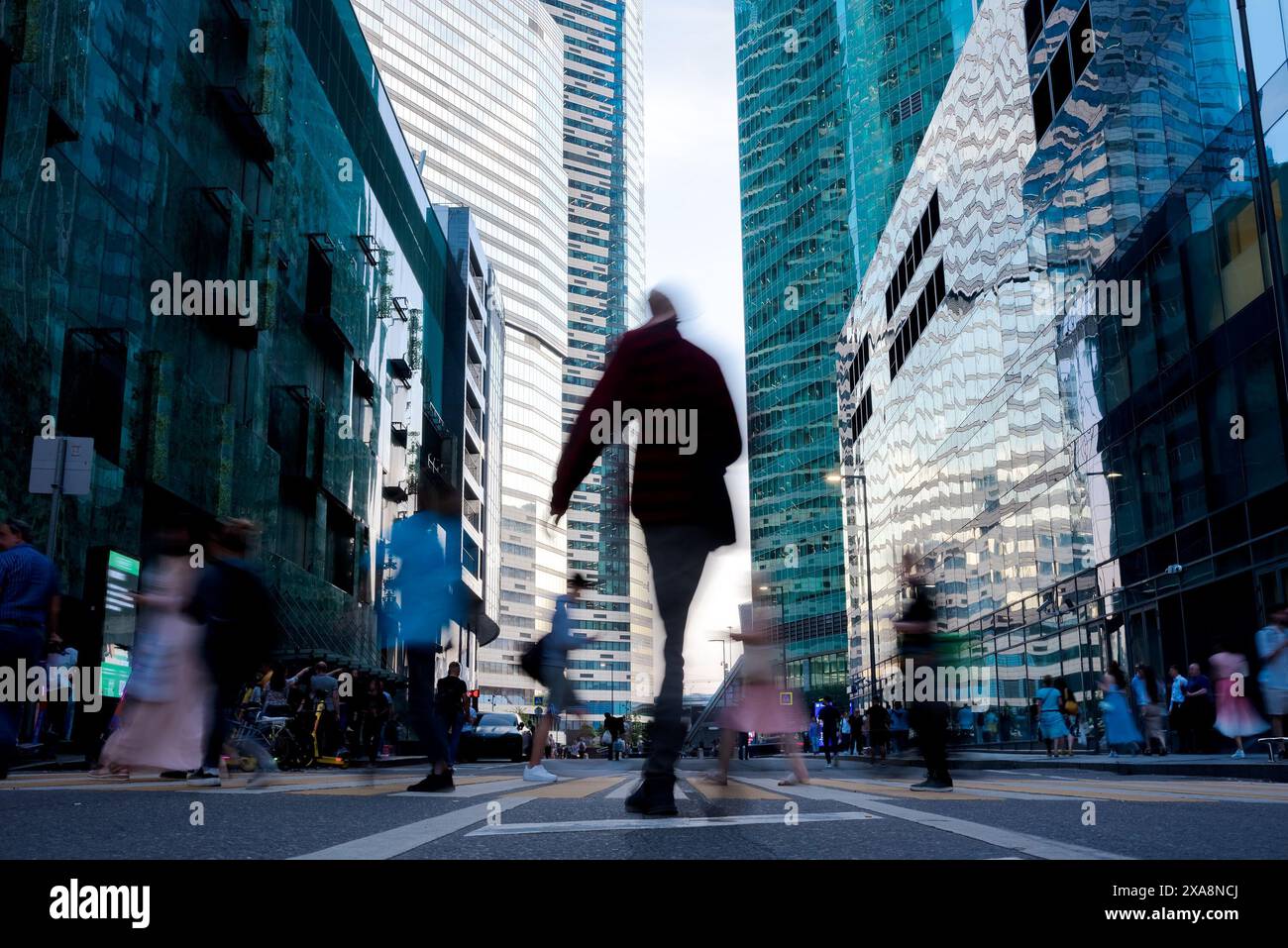 Man suit and walking and street hi-res stock photography and images - Alamy