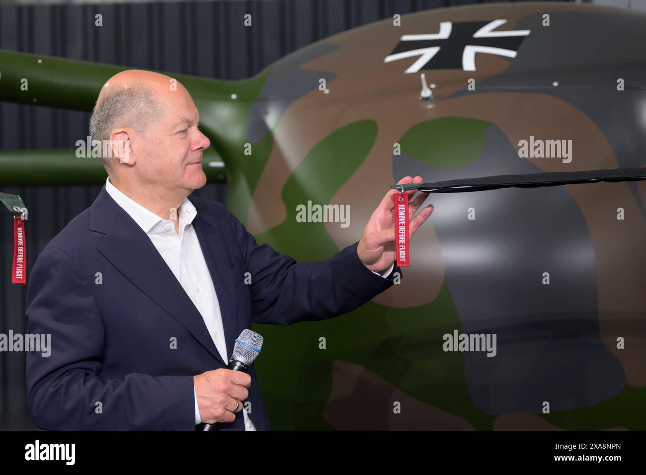 Zu Besuch auf einem Stand der Rheinmetall, Vorstellung einer in ...