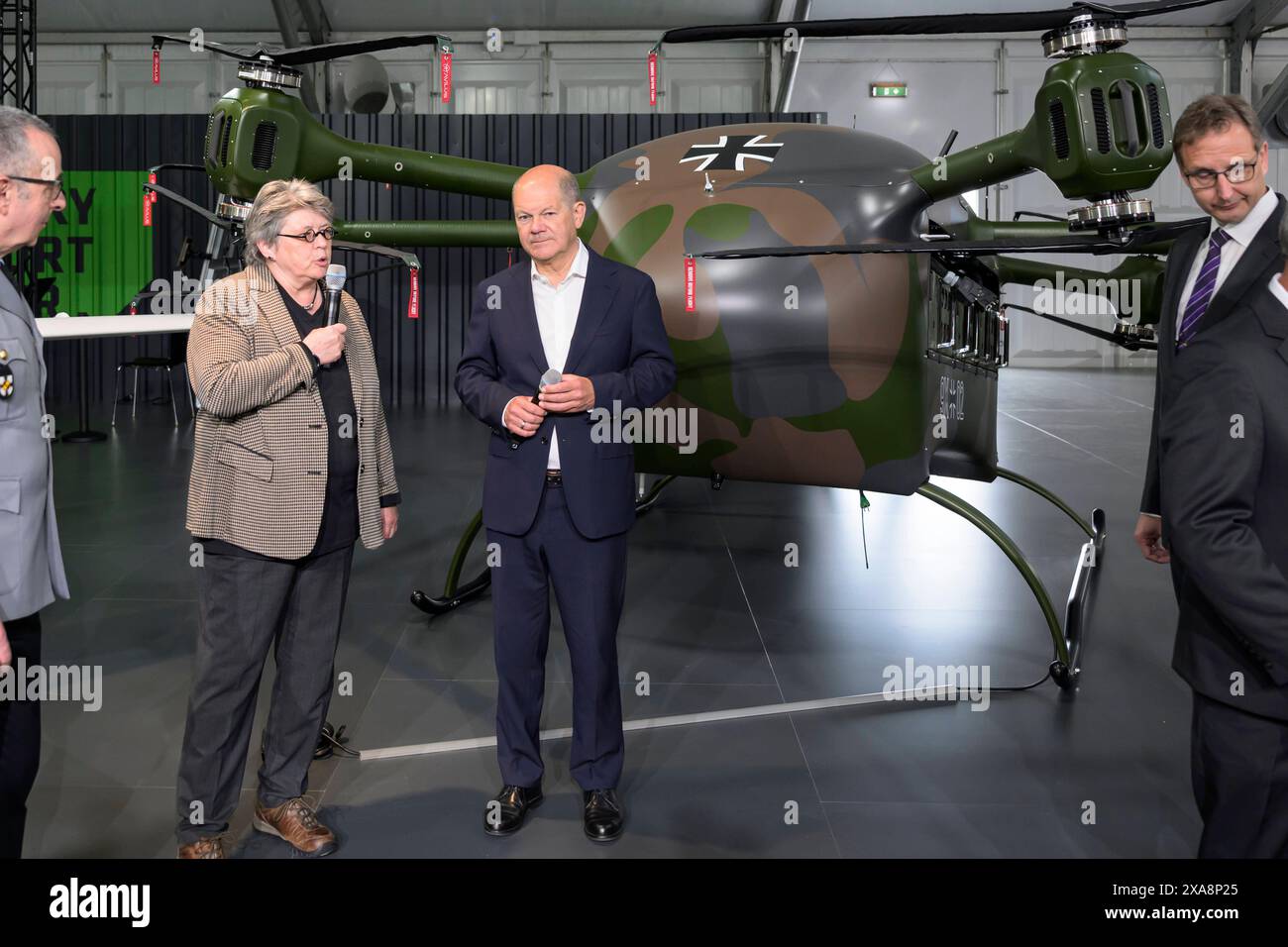 Zu Besuch auf einem Stand der Rheinmetall, Vorstellung einer in ...