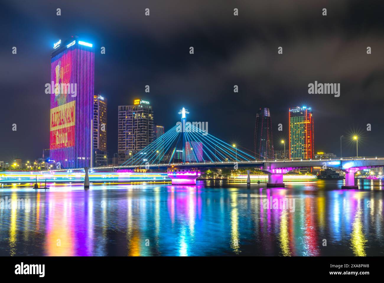 Han River Bridge and administrative center building at night, the ...