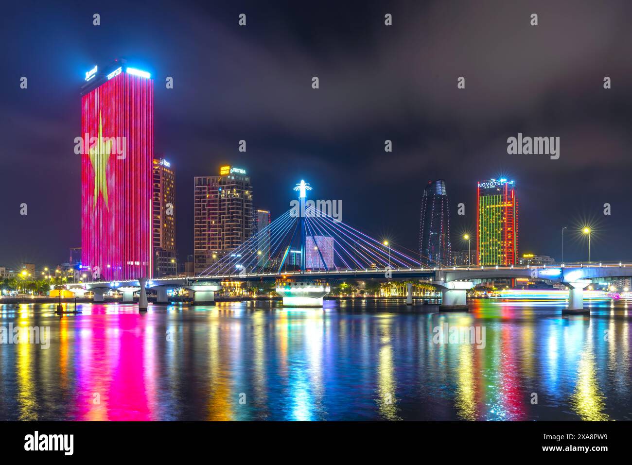 Han River Bridge and administrative center building at night, the ...