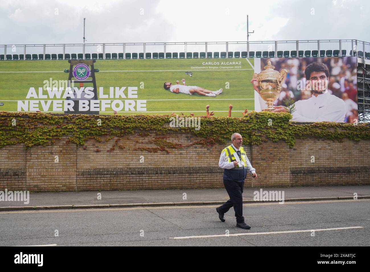 Alcaraz wimbledon 2023 trophy hi-res stock photography and images - Alamy
