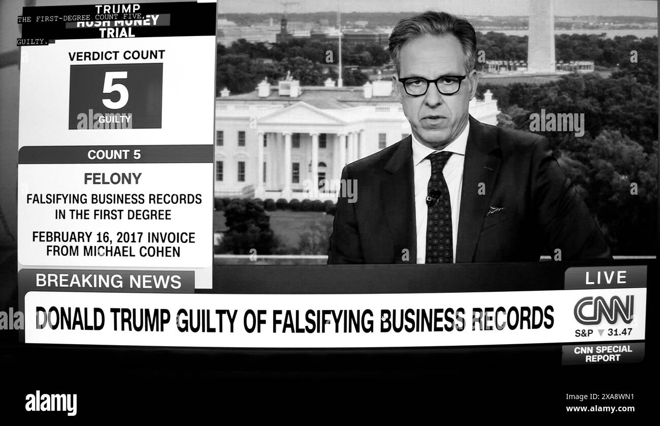 Cnn broadcast breaking news Black and White Stock Photos & Images - Alamy