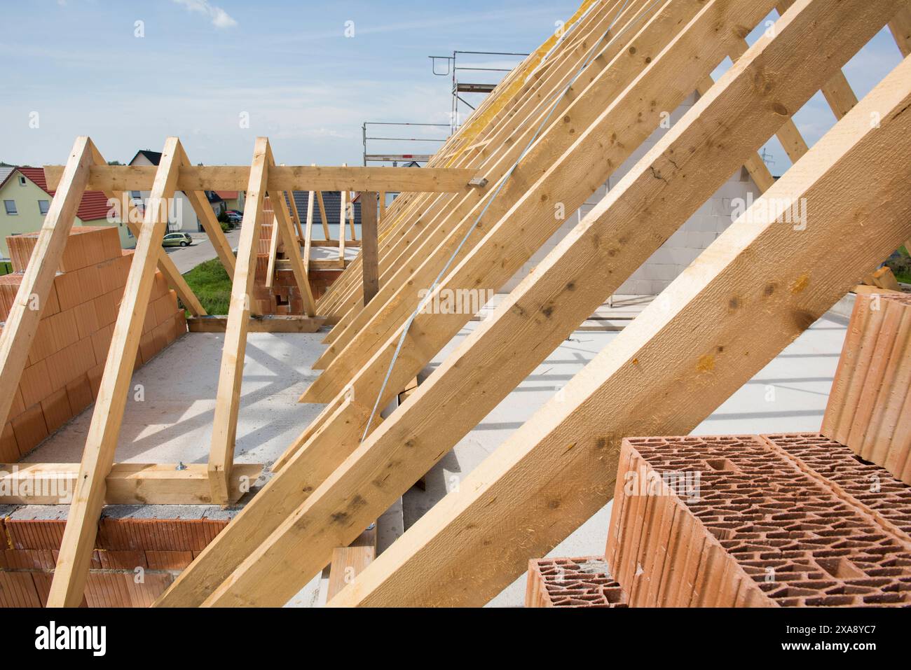 Dachstuhl auf Neubau Auf dem Dach von einem Wohnhaus wird von einem ...