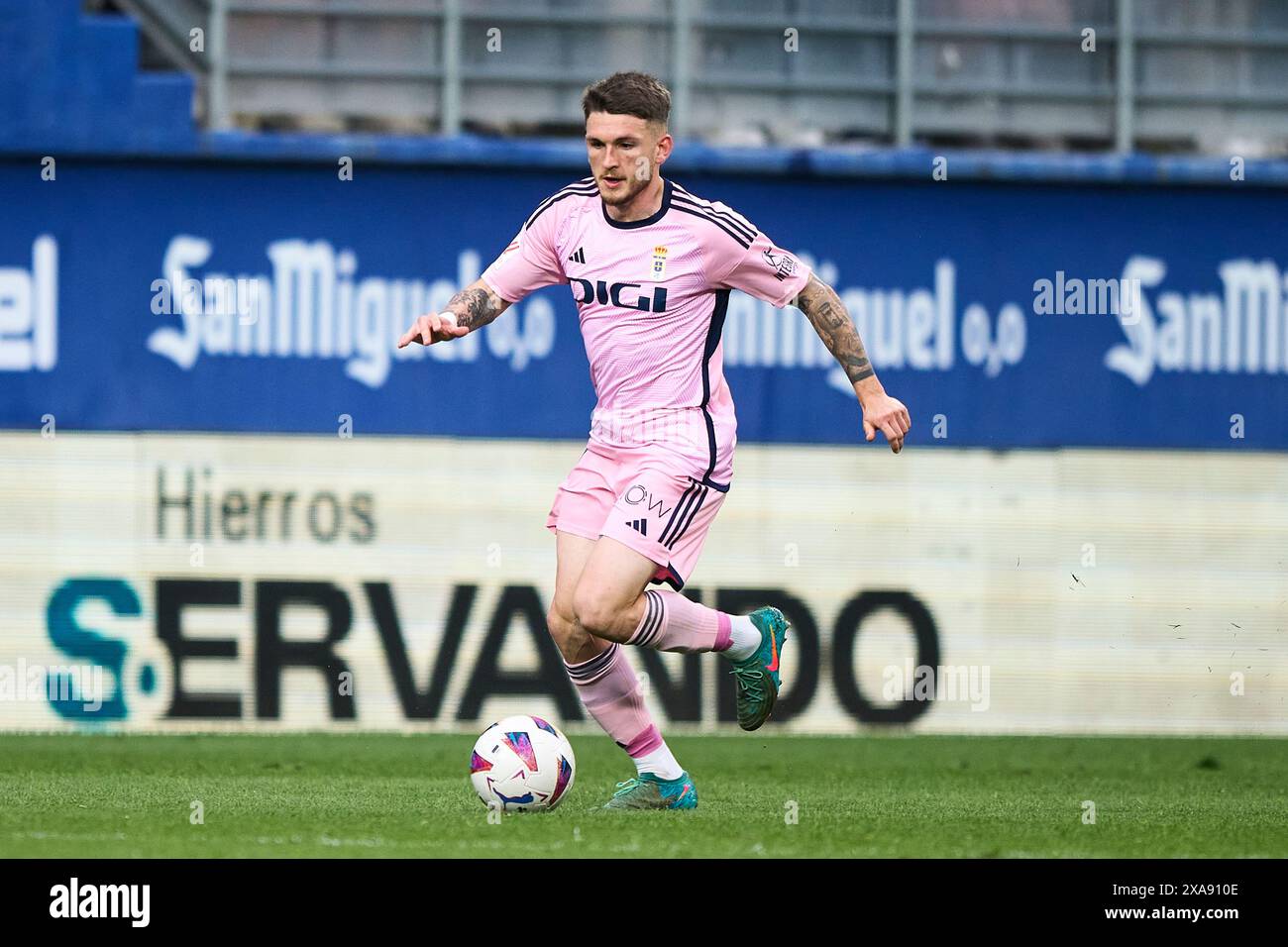 Victor Alvarez of Real Oviedo with the ball during the LaLiga ...
