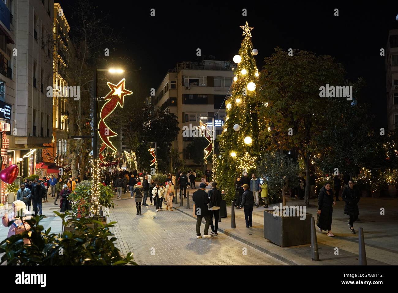 ISTANBUL, TURKEY - DECEMBER 31, 2023: People in Nisantasi streets to ...