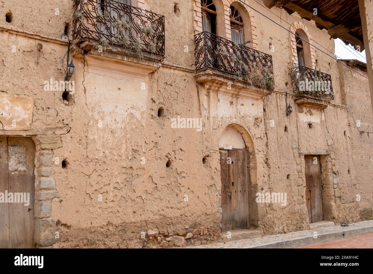 Old adobe house bolivia hi-res stock photography and images - Alamy