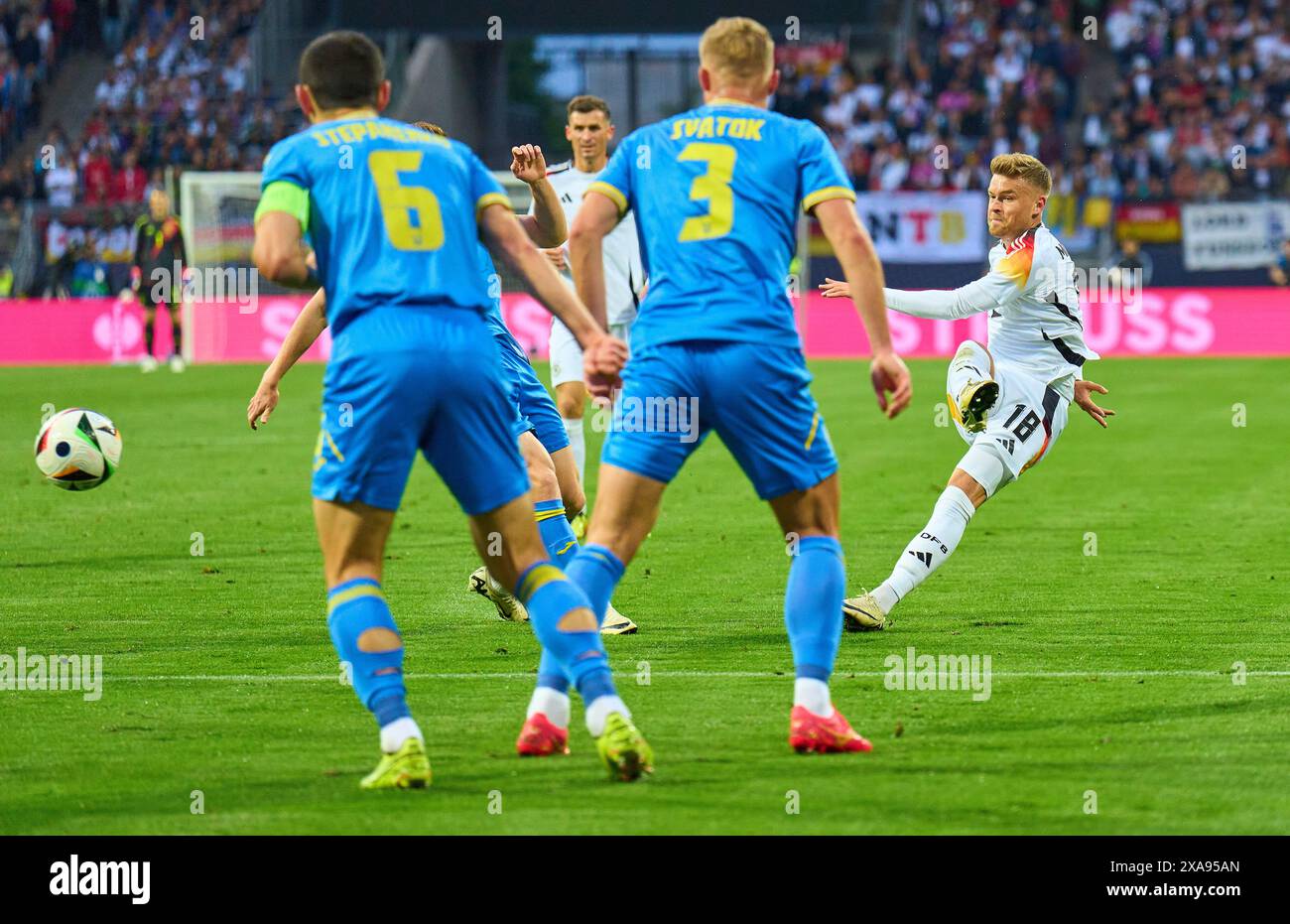 Maximilian Mittelstaedt, DFB 18 compete for the ball, tackling, duel, header, zweikampf, action ...