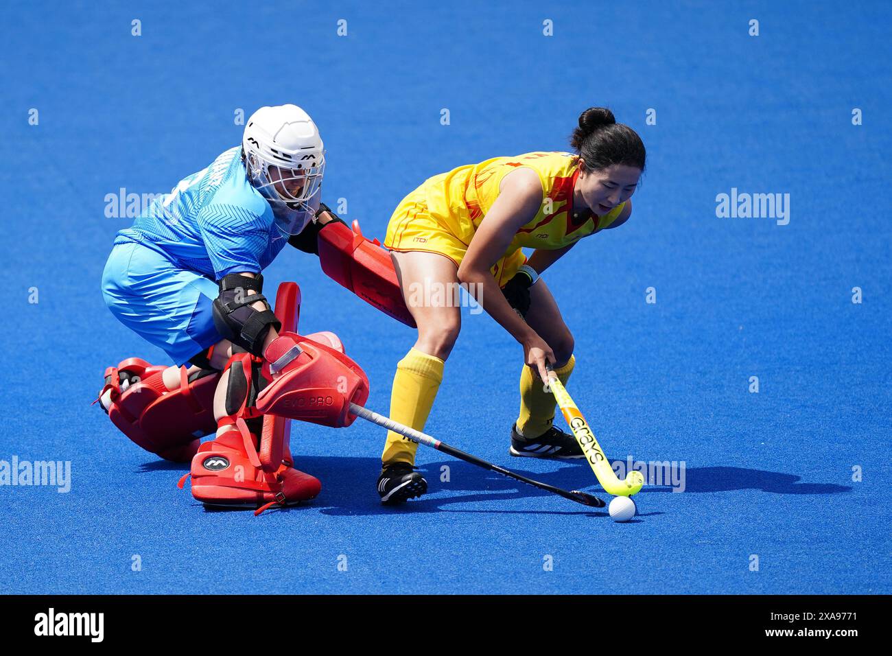 Great Britain's Amy Tennant (left) and China's Chen Yi battle for the ...
