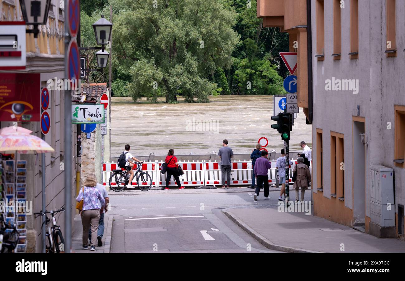Regensburg, Germany. 05th June, 2024. Passers-by watch the floods ...