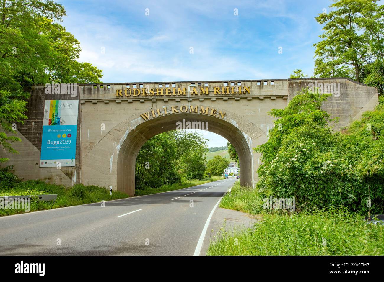 Ruedesheim square hi-res stock photography and images - Alamy