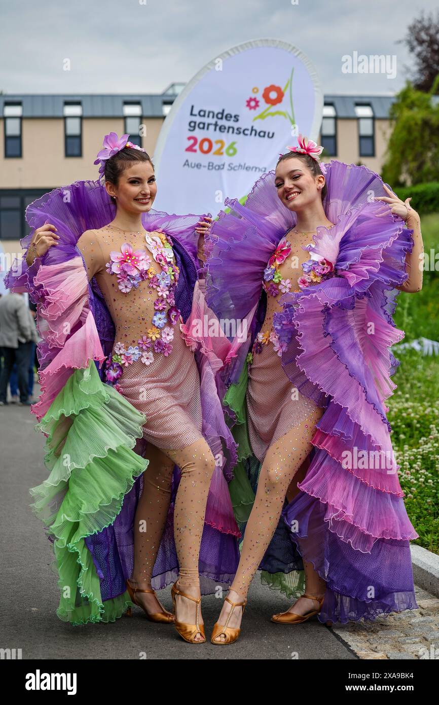 05 June 2024, Saxony, Aue-Bad Schlema: Pauline Sier (l) and Laura ...