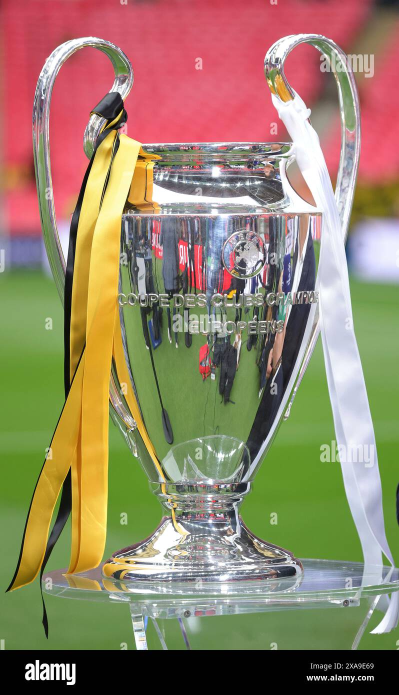 Champions league trophy cutout hi-res stock photography and images - Alamy