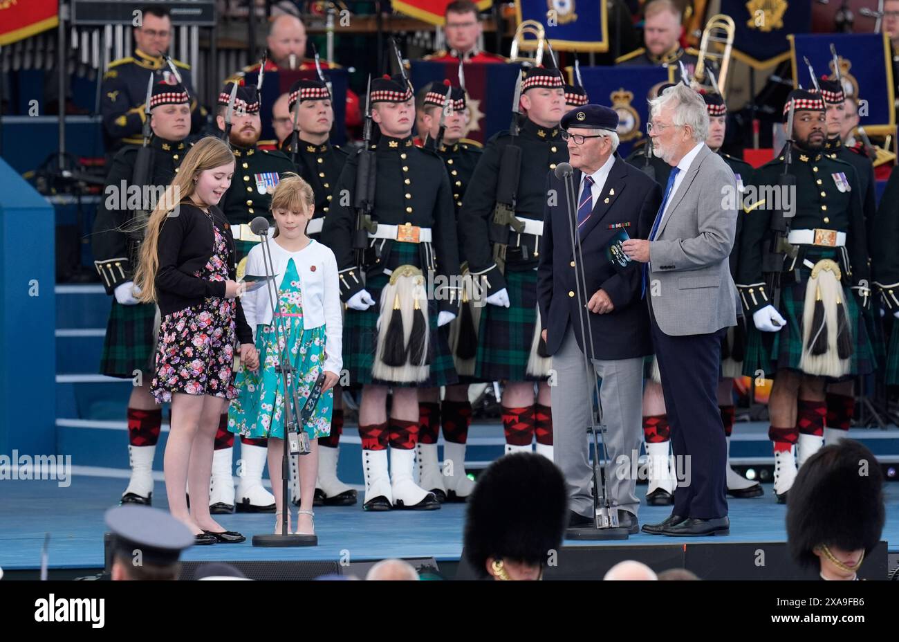 D-Day veteran Eric Bateman (2nd right) and his son-in-law Keith (right ...