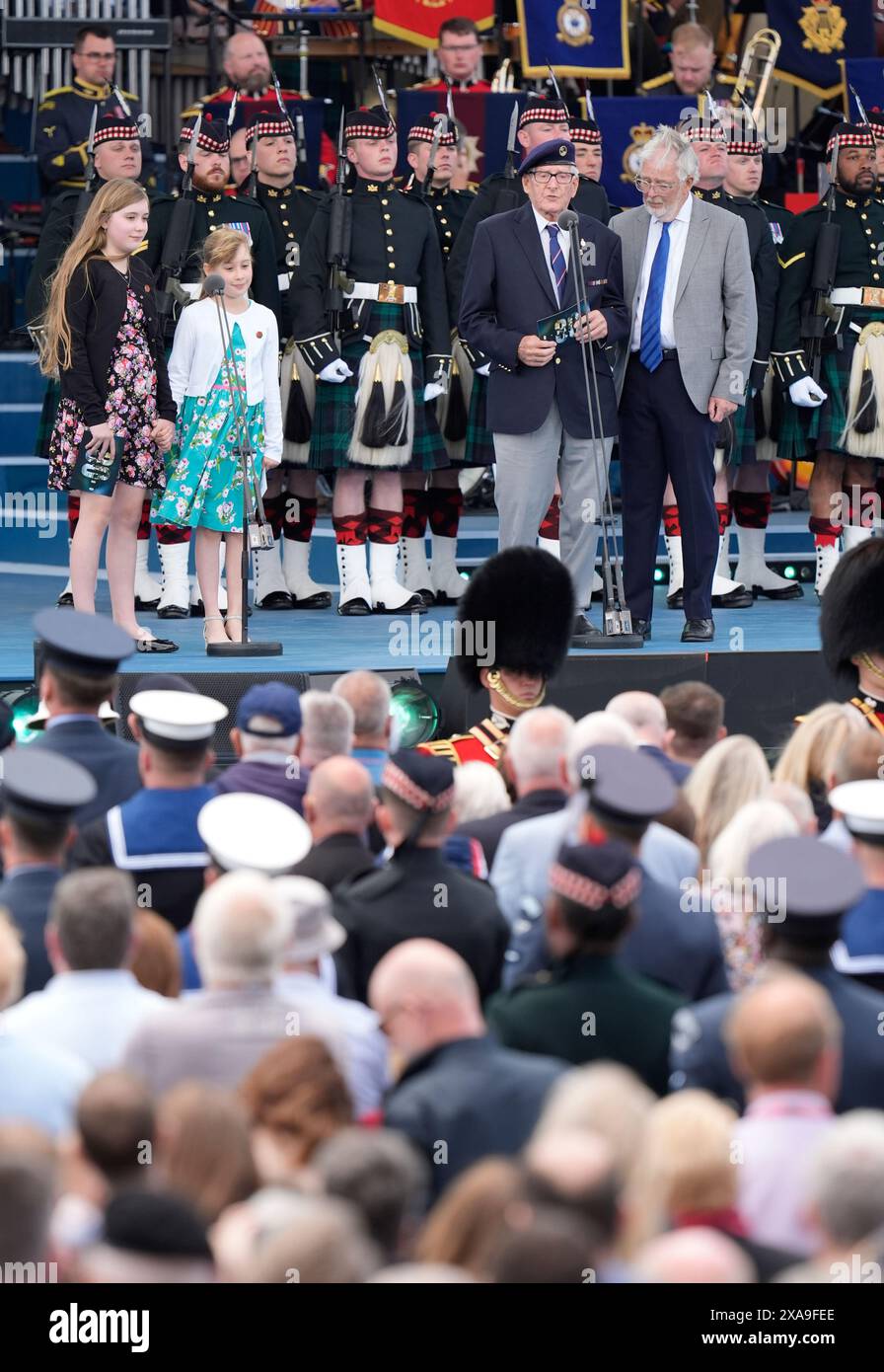 D-Day veteran Eric Bateman (2nd right) speaks alongside his son-in-law ...