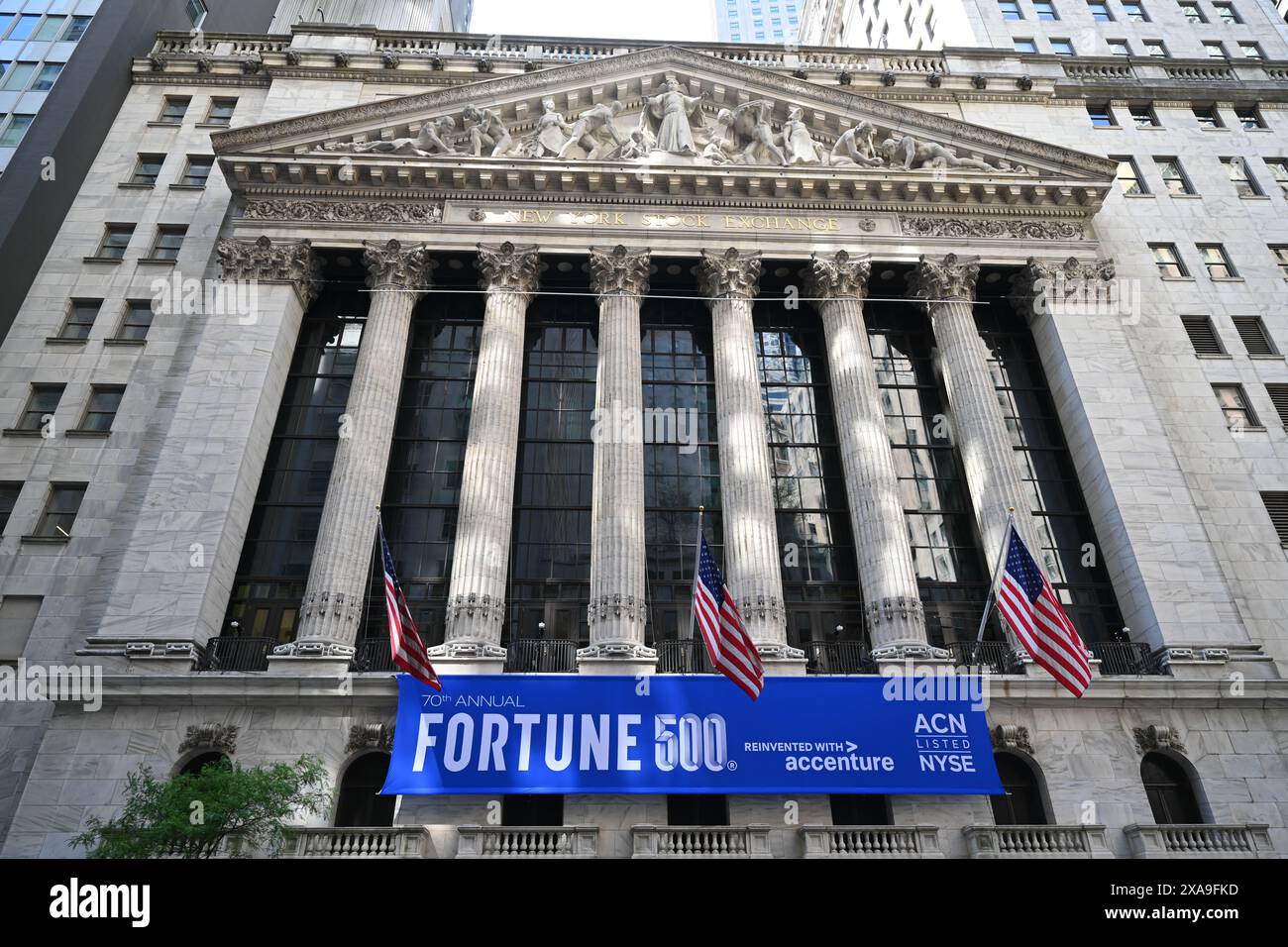 Accenture signage hi-res stock photography and images - Alamy