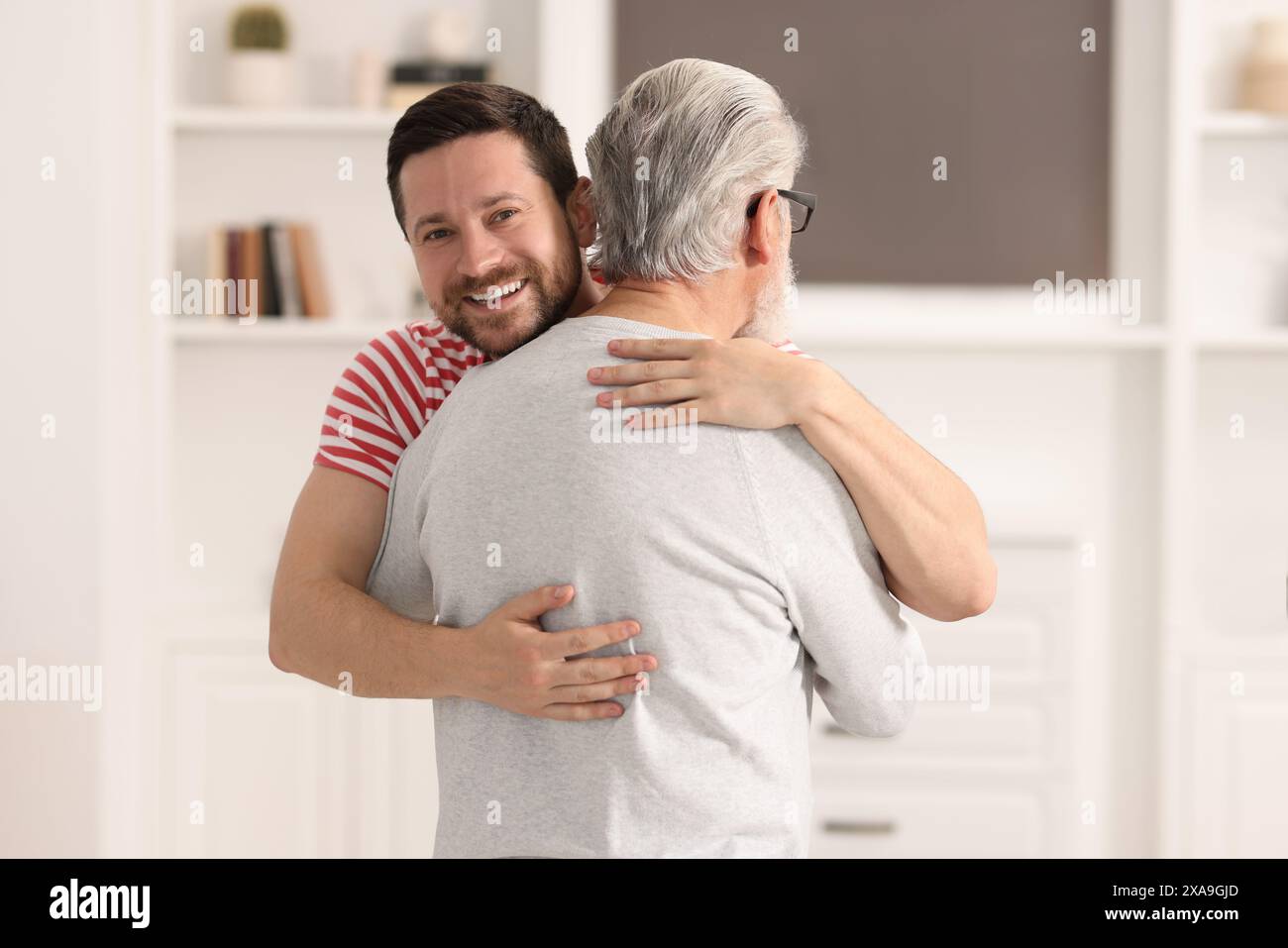 Hugging support family hi-res stock photography and images - Alamy