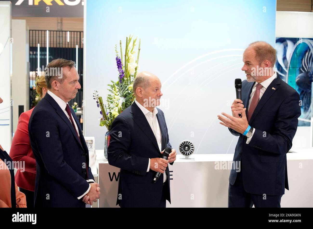 Volker Wissing, Olaf Scholz und Lars Wagner am Stand des ...