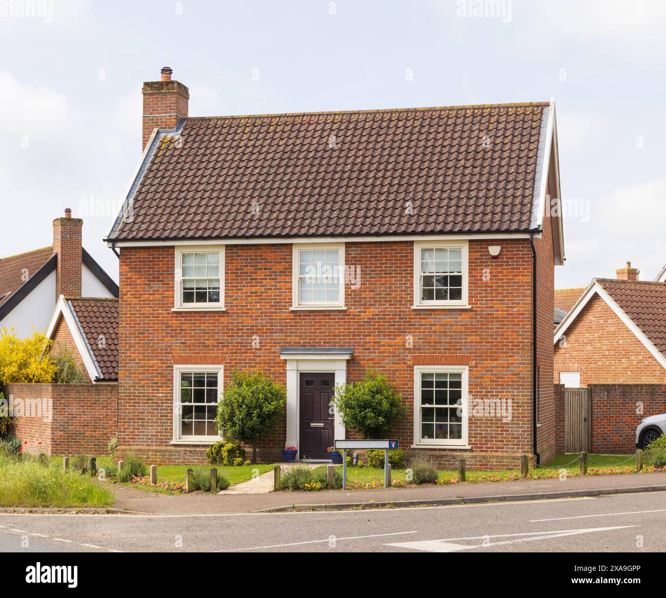 House exterior uk detached brick hi-res stock photography and images ...