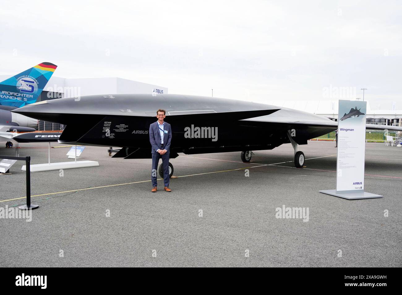 Peter Hunkel vor einer Wingman-Drohne von Airbus auf der ILA Berlin auf ...