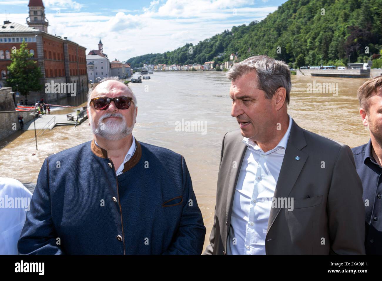 Ministerpräsident Markus Söder besichtigt die Hochwasserlage an der ...
