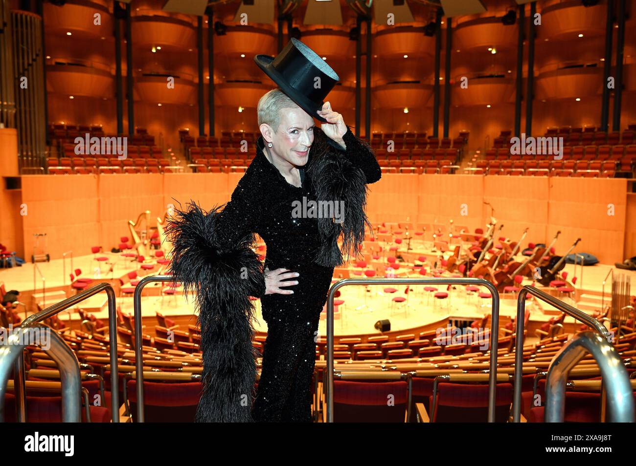 Der Chansonnier Tim Fischer posiert in der Kölner Philharmonie in der ...