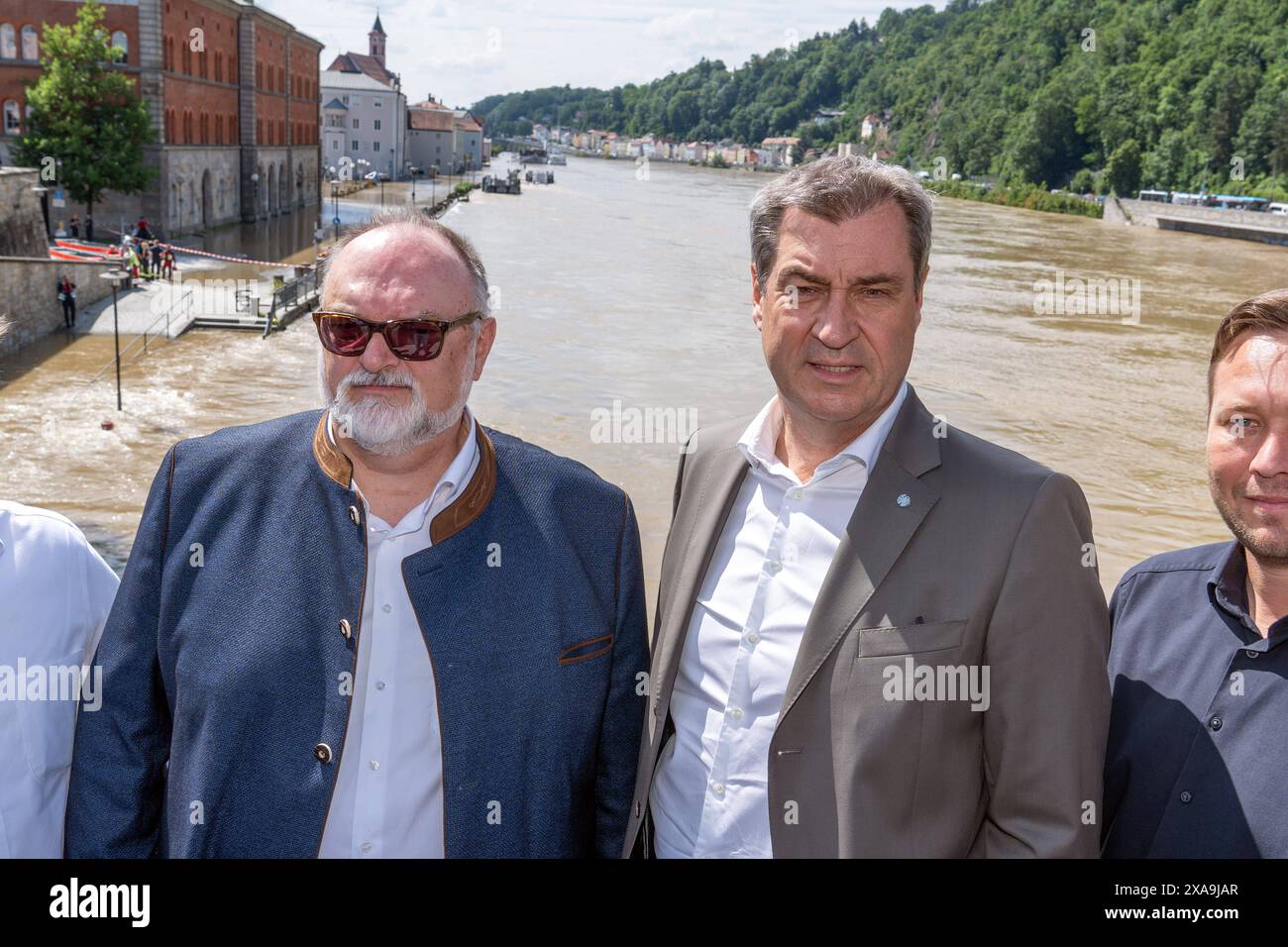 Ministerpräsident Markus Söder besichtigt die Hochwasserlage an der ...