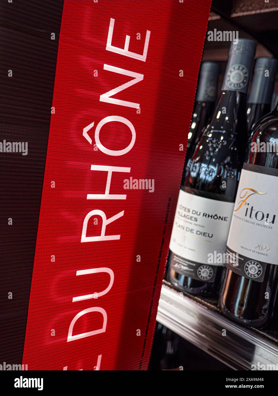 French supermarket wine shelves racks hi-res stock photography and ...