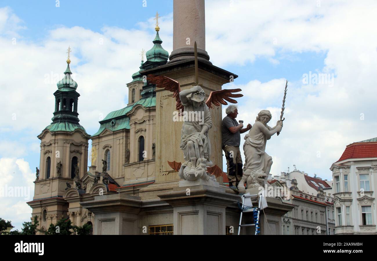 Installation of imitation statues of Angels from the 17th-century on ...