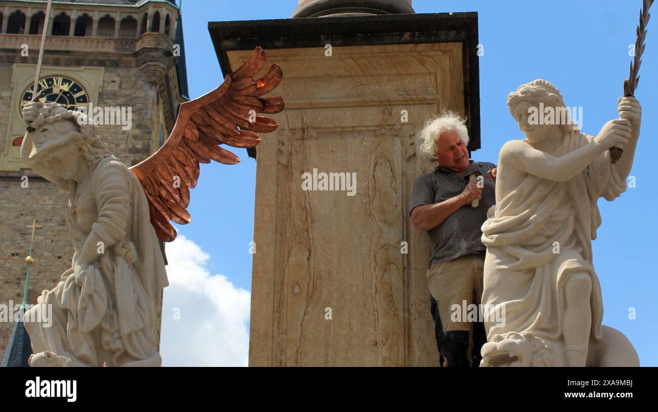 Installation of imitation statues of Angels from the 17th-century on ...