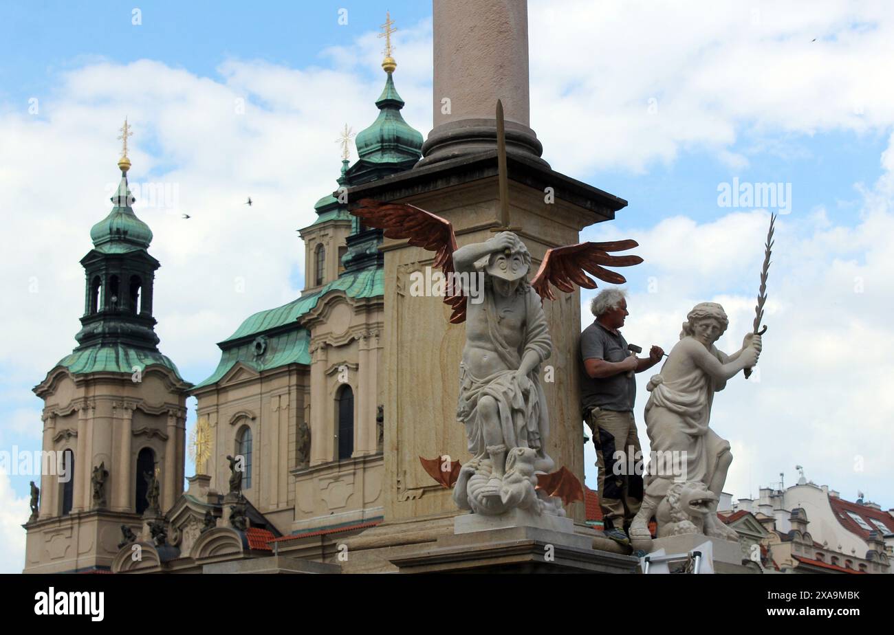 Installation of imitation statues of Angels from the 17th-century on ...