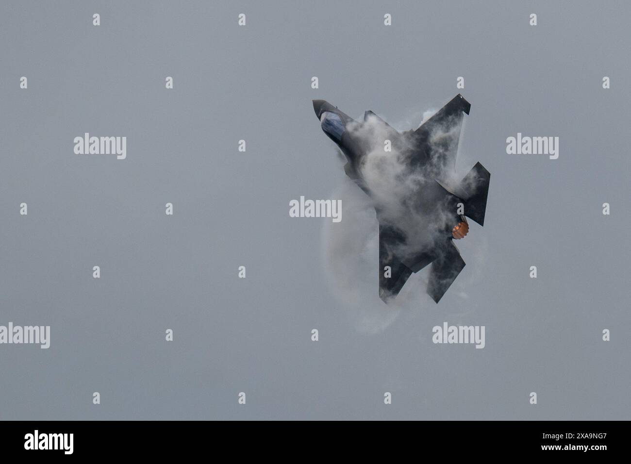 05 June 2024, Brandenburg, Schönefeld: An F35 from Lockheed Martin flies during the ...