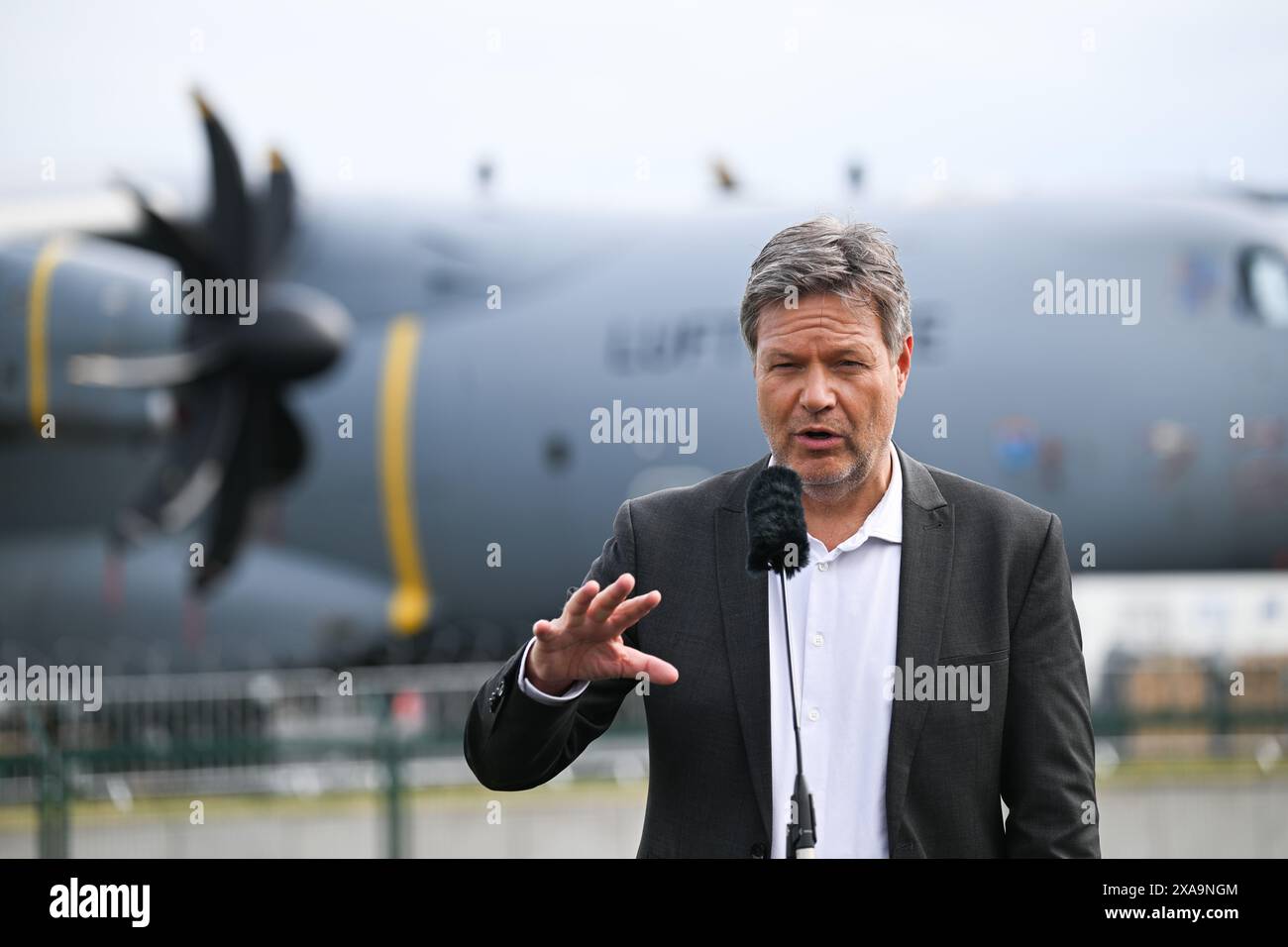 05 June 2024, Brandenburg, Schönefeld: Robert Habeck (Alliance 90/The ...