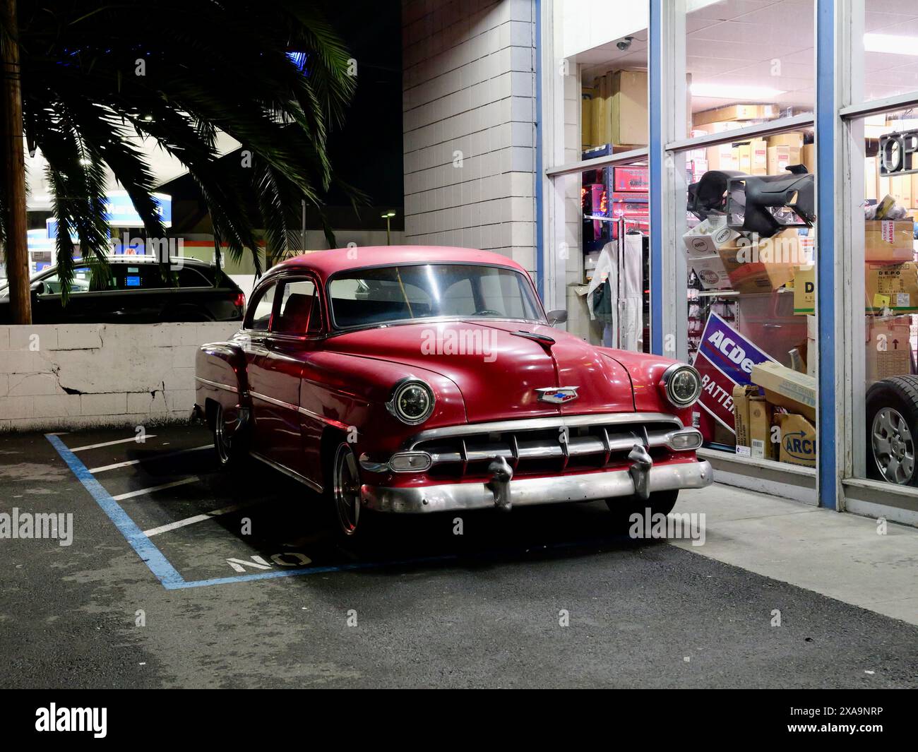 Vintage retail windows hi-res stock photography and images - Alamy